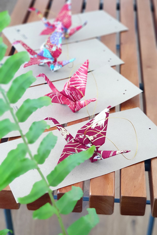 מארז מתנה יפן - עגור אוריגמי וסיכת דש פרפר - אדום - מורן אלחלל - אוריגמי בד