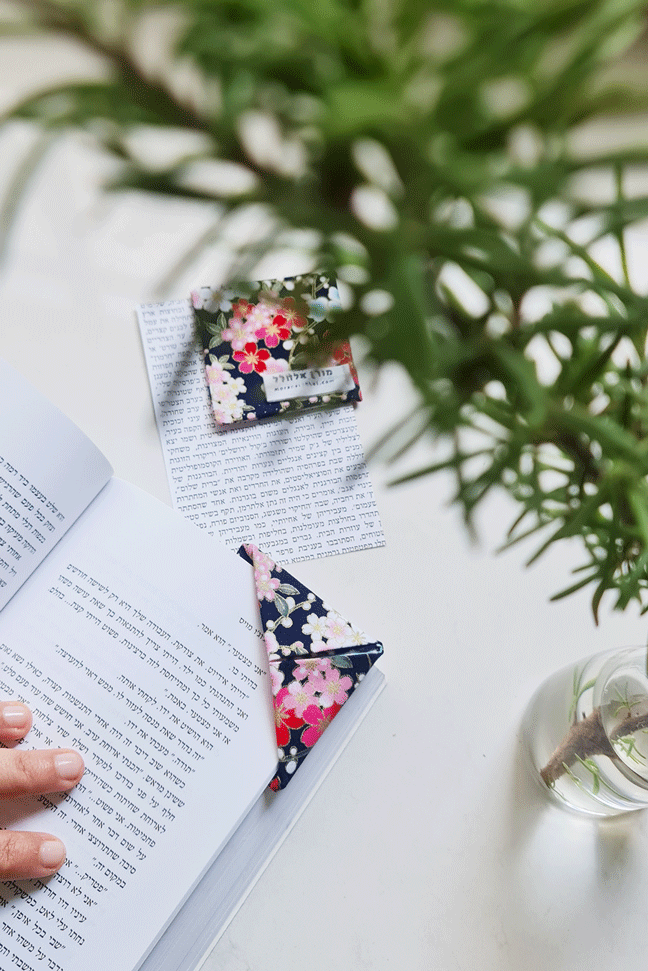 מארז מתנה - סימניה וסיכת דש פריחת הדובדבן - מורן אלחלל - אוריגמי בד